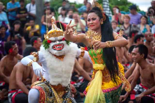 Kebiasaan Orang Bali yang Terbukti Bikin Turis Asing Pengen Balik Lagi Kebiasaan Orang Bali yang Terbukti Bikin Turis Asing Pengen Balik Lagi